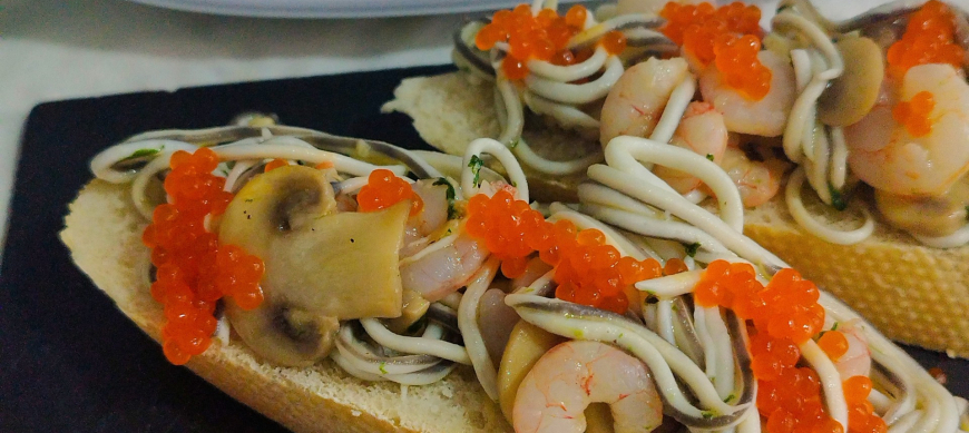 Tosta de champiñones, gulas y gambas al ajillo - Navidad - Blog de ...